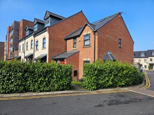 3 bedroom terraced house for sale