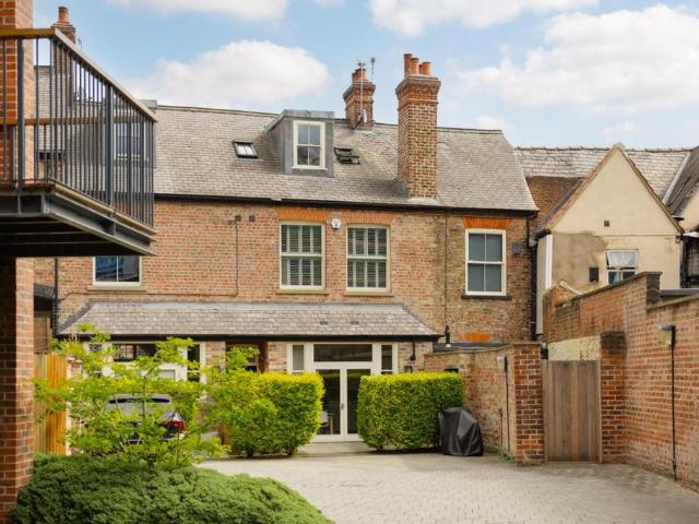 3 bedroom terraced house for sale