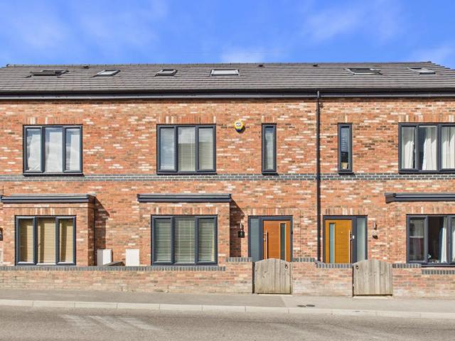 3 bedroom terraced house for sale