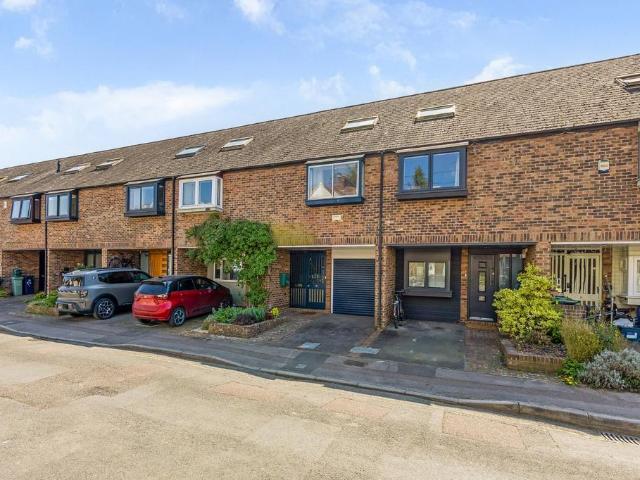 3 bedroom terraced house for sale