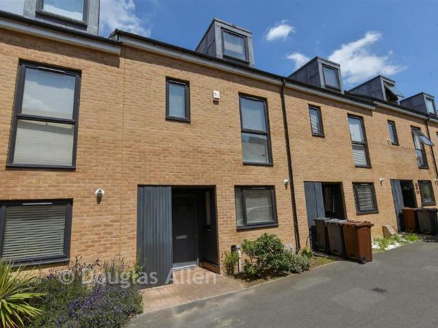 3 bedroom terraced house for sale