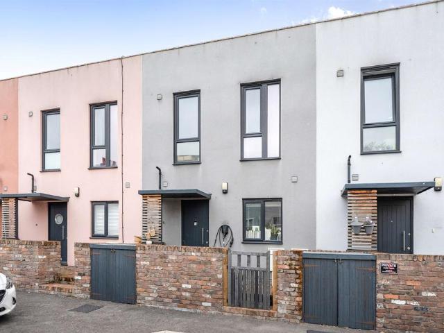 3 bedroom terraced house for sale