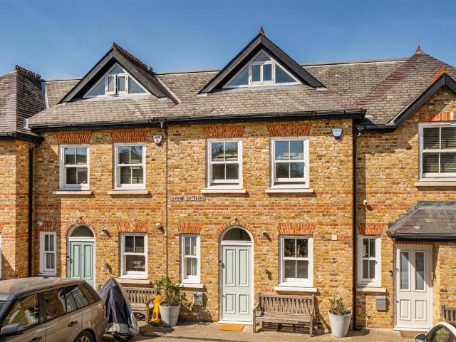 3 bedroom terraced house for sale