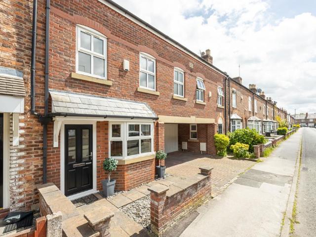 3 bedroom terraced house for sale