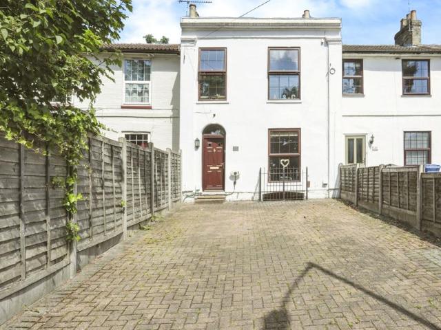 3 bedroom terraced house for sale