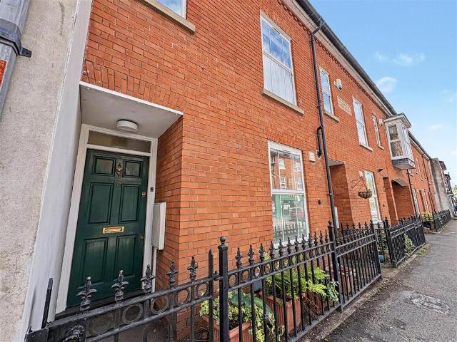 3 bedroom terraced house for sale