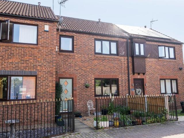 3 bedroom terraced house for sale