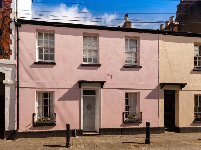 3 bedroom terraced house for sale