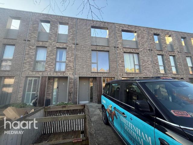 3 bedroom terraced house for sale
