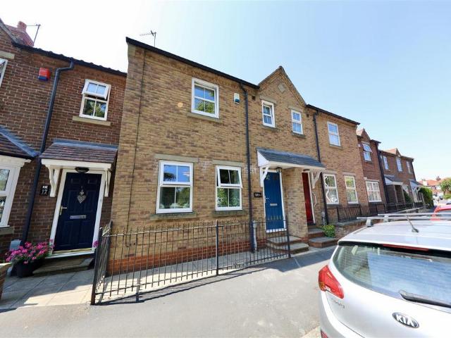 3 bedroom terraced house for sale