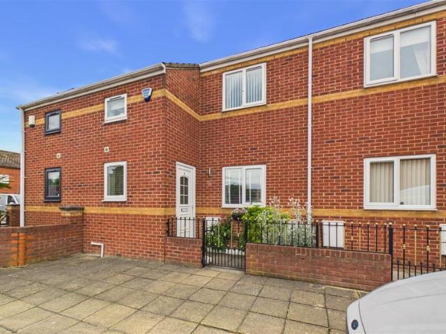3 bedroom terraced house for sale