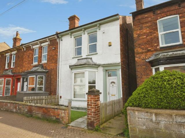 4 bedroom end of terrace house for sale