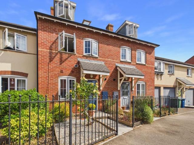 3 bedroom terraced house for sale