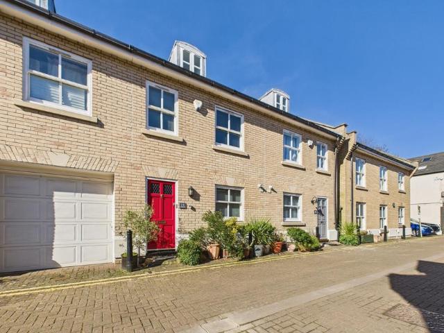 3 bedroom terraced house for sale