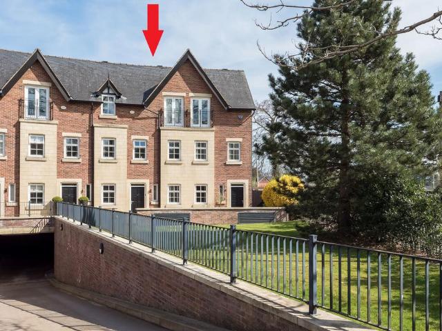 3 bedroom terraced house for sale