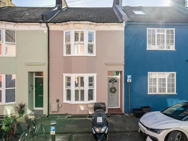 3 bedroom terraced house for sale