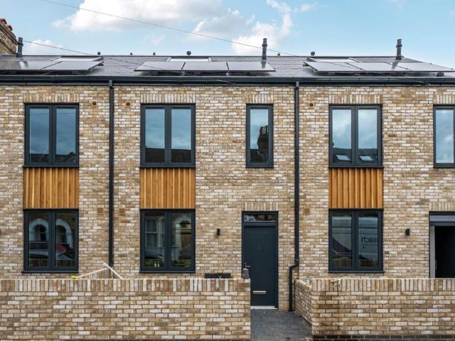 3 bedroom terraced house for sale