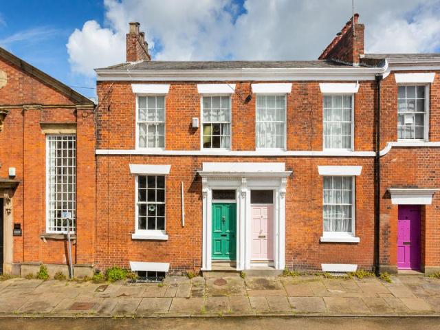 3 bedroom terraced house for sale
