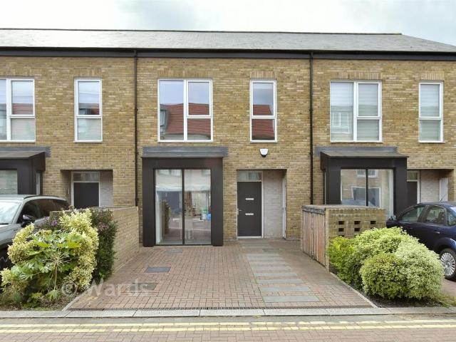 3 bedroom terraced house for sale