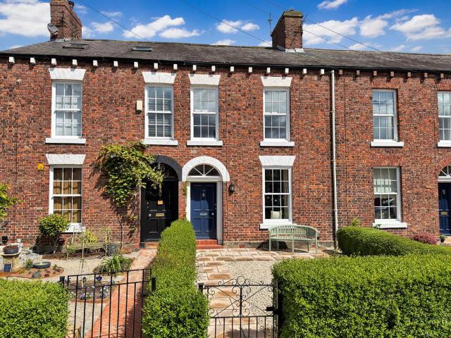 3 bedroom terraced house for sale