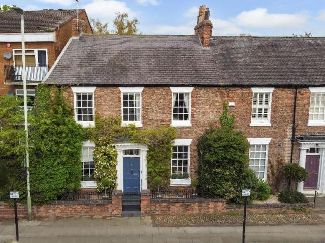 3 bedroom terraced house for sale