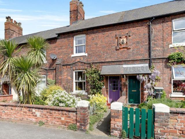 3 bedroom terraced house for sale