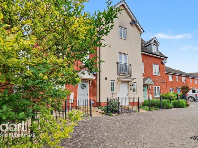 3 bedroom terraced house for sale