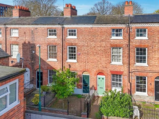 3 bedroom terraced house for sale