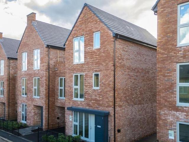 3 bedroom terraced house for sale
