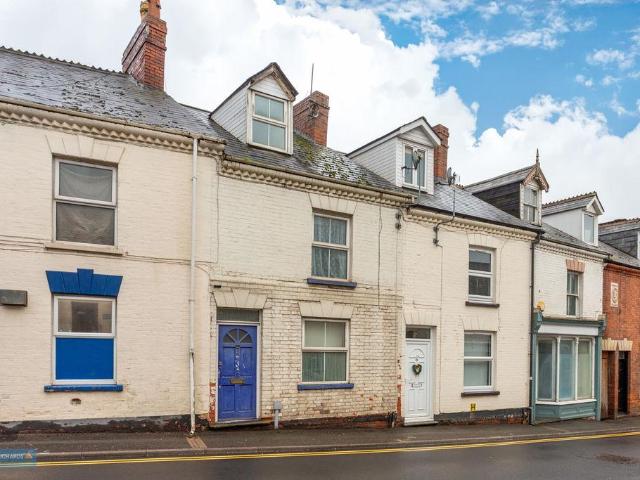 3 bedroom terraced house for sale