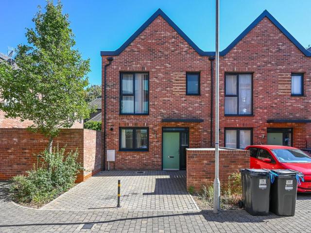 3 bedroom terraced house for sale