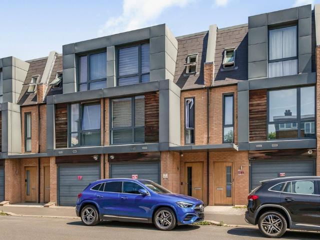 3 bedroom terraced house for sale