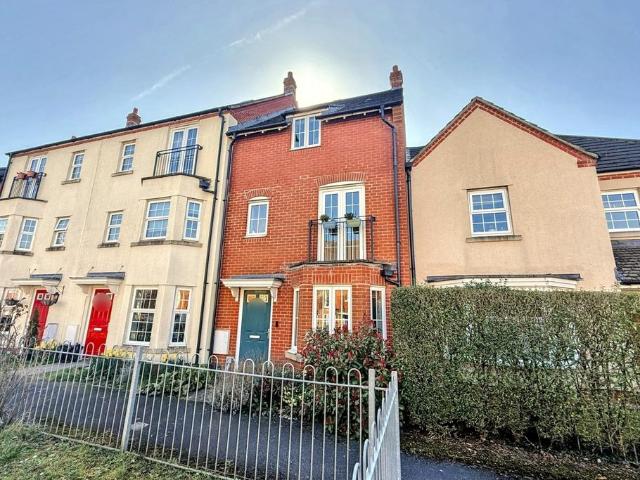 3 bedroom terraced house for sale