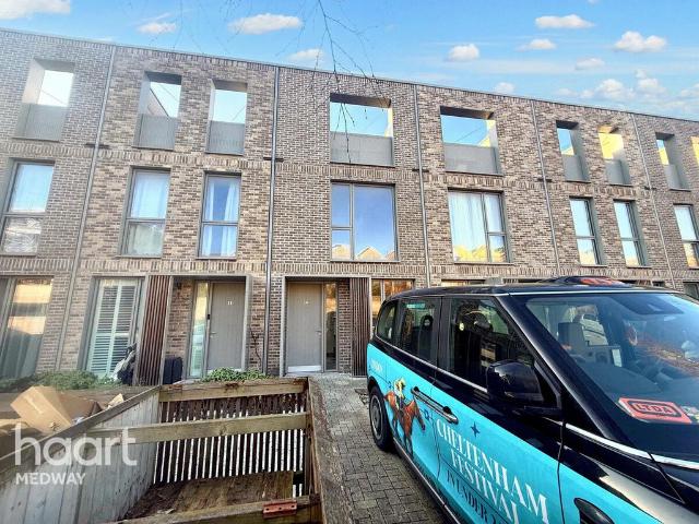 3 bedroom terraced house for sale