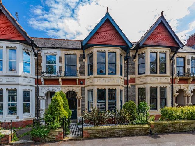 3 bedroom terraced house for sale