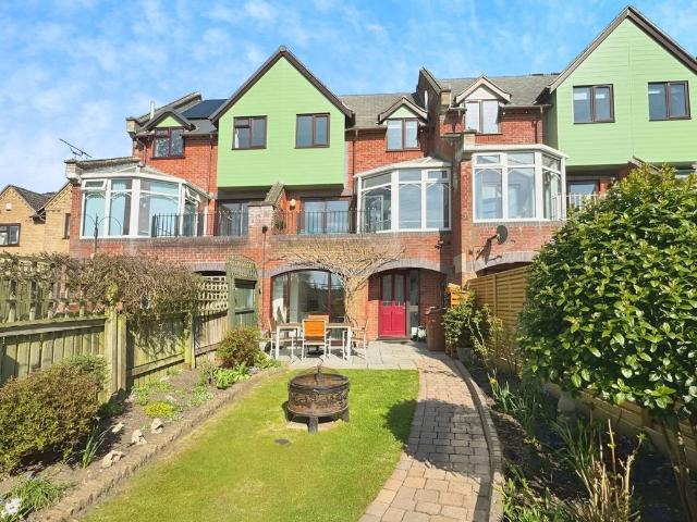 3 bedroom terraced house for sale