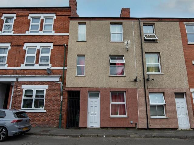 3 bedroom terraced house for sale in Commercial Road, Nottingham, NG6