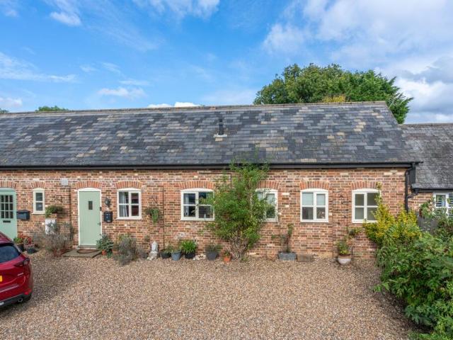 3 bedroom terraced house for sale in Caddington, Luton, LU1