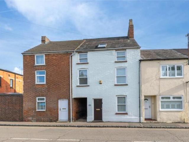 3 bedroom terraced house for sale in Caldecote Street, Newport Pagnell, Buckinghamshire, MK16