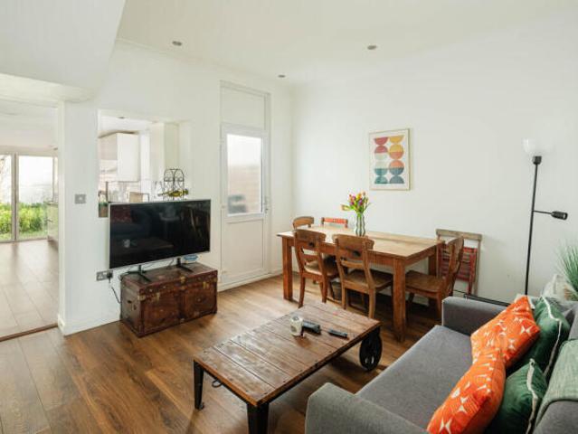 3 bedroom terraced house for sale in Cambria Road, London, SE5