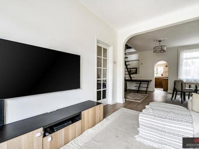 3 bedroom terraced house for sale in Castle Street, Slough, Berkshire, SL1