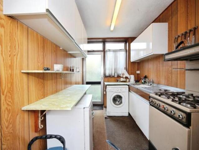 3 bedroom terraced house for sale in Chester Avenue, Luton, LU4