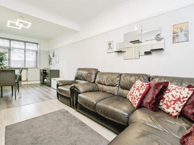 3 bedroom terraced house for sale in Cherry Tree Close, Rainham, RM13