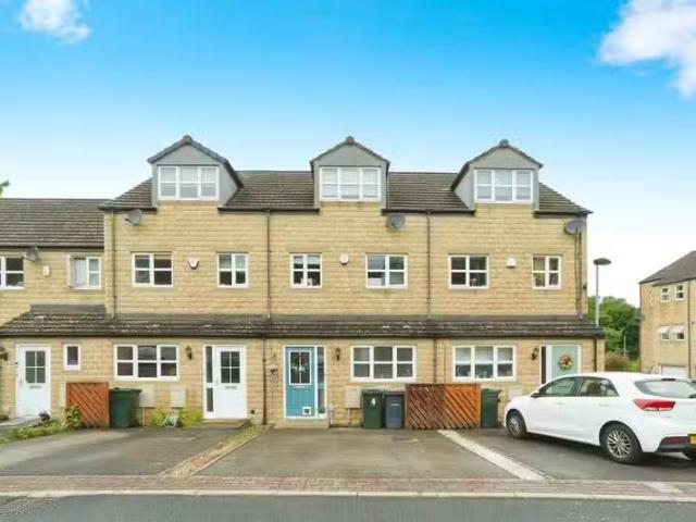 3 bedroom terraced house for sale in Clough Fold, Keighley, BD21