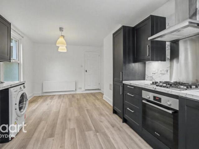 3 bedroom terraced house for sale in Amberley Grove, Croydon, CR0