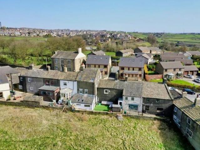 3 bedroom terraced house for sale in Ambler Thorn, Queensbury, Bradford, BD13