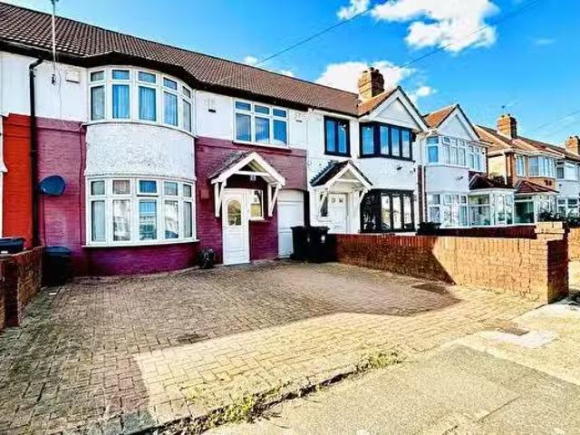 3 Bedroom Terraced House For Sale In Ash Grove, Hounslow, TW5