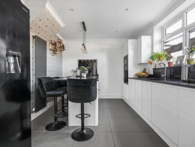 3 bedroom terraced house for sale in Ashburnham Drive, South Oxhey, Watford, WD19