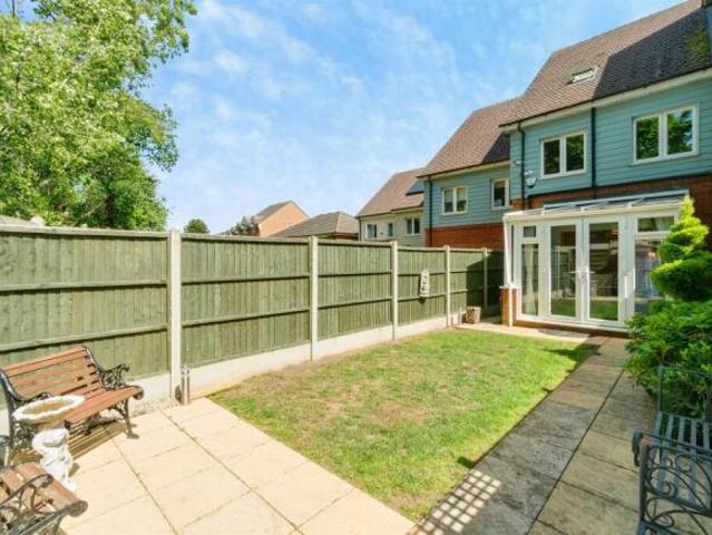 3 bedroom terraced house for sale in Aurora Close, Watford, WD25