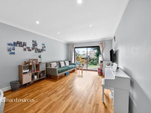3 bedroom terraced house for sale in Avenue Road, London, N12